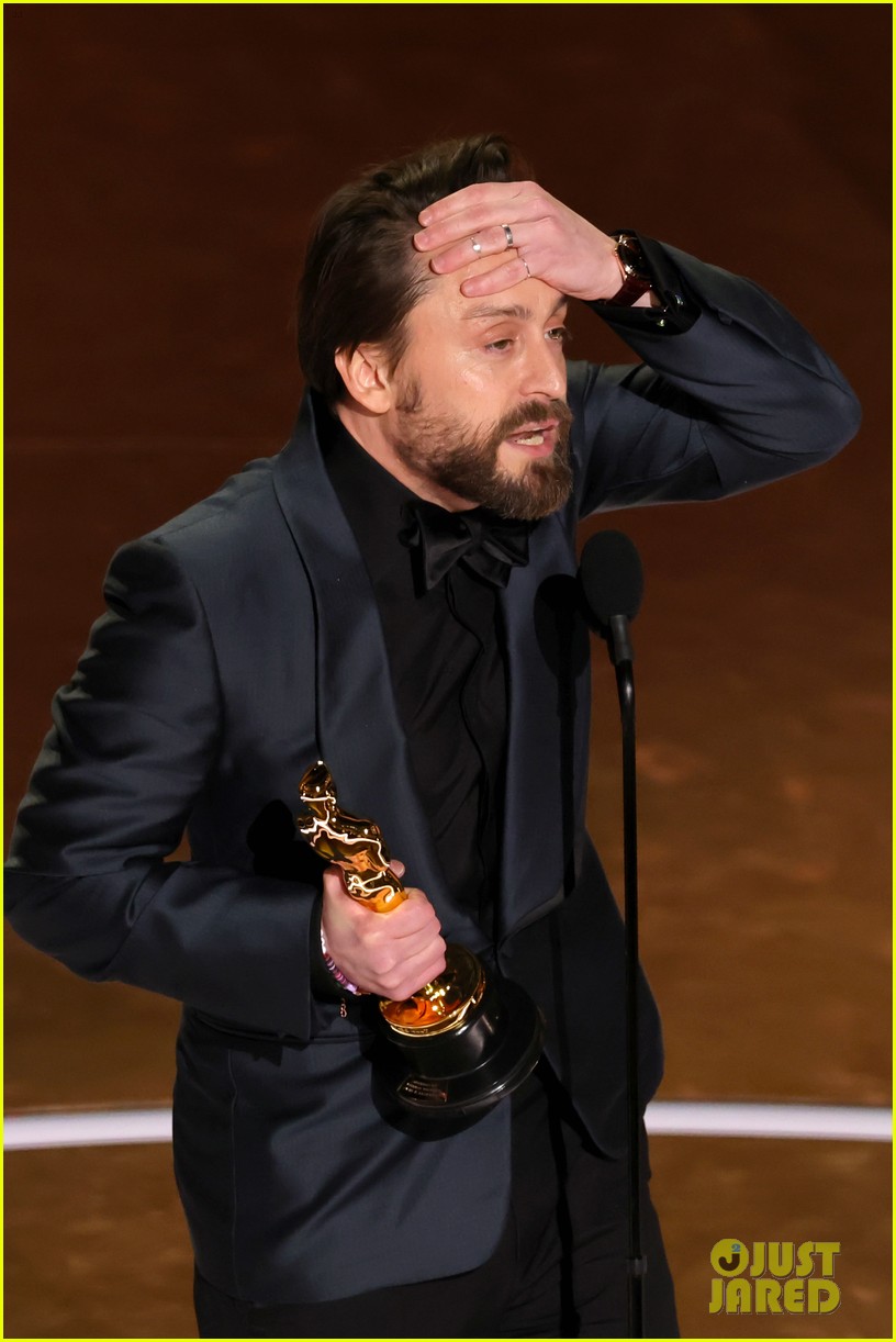 Photo: kieran culkin oscars 2025 win 05 | Photo 5132223 | Just Jared ...