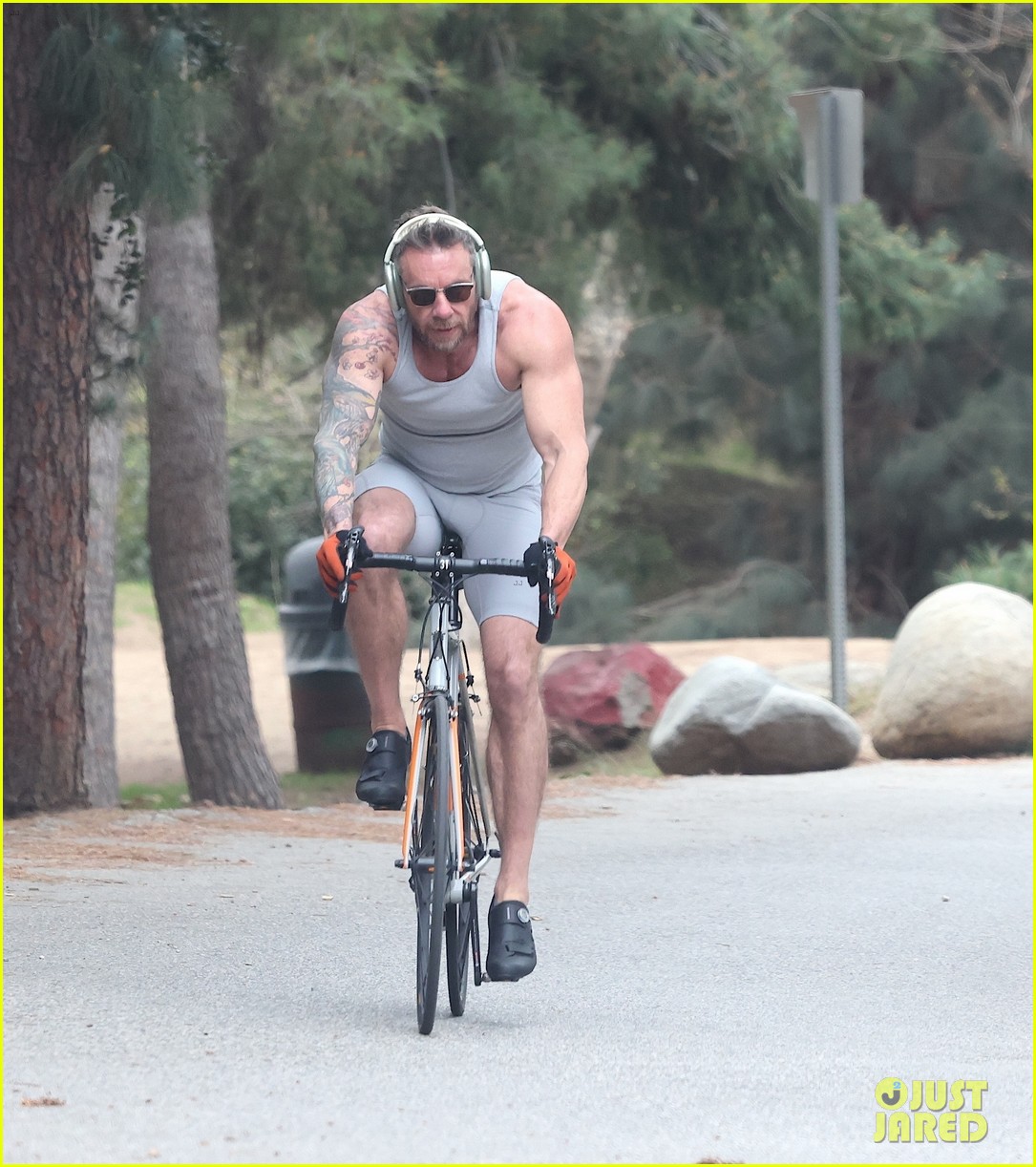 Dax Shepard Looks Fit in Spandex Workout Outfit During an L.A. Bike ...