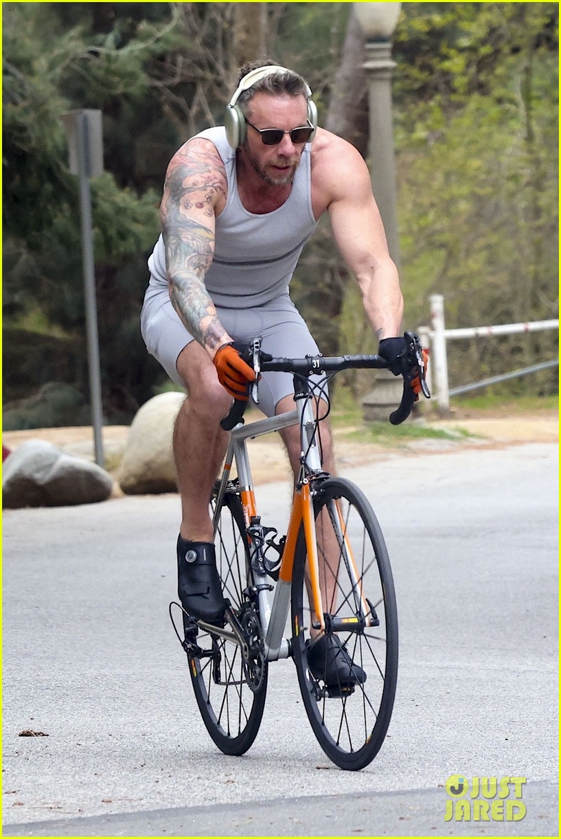 Dax Shepard Looks Fit in Spandex Workout Outfit During an L.A. Bike ...