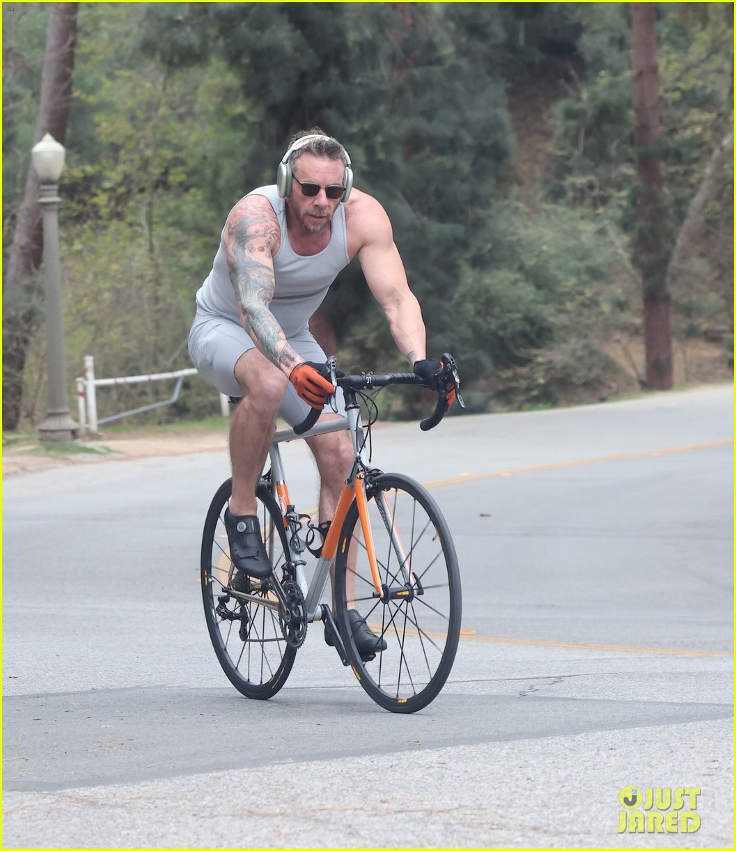Dax Shepard Looks Fit in Spandex Workout Outfit During an L.A. Bike ...