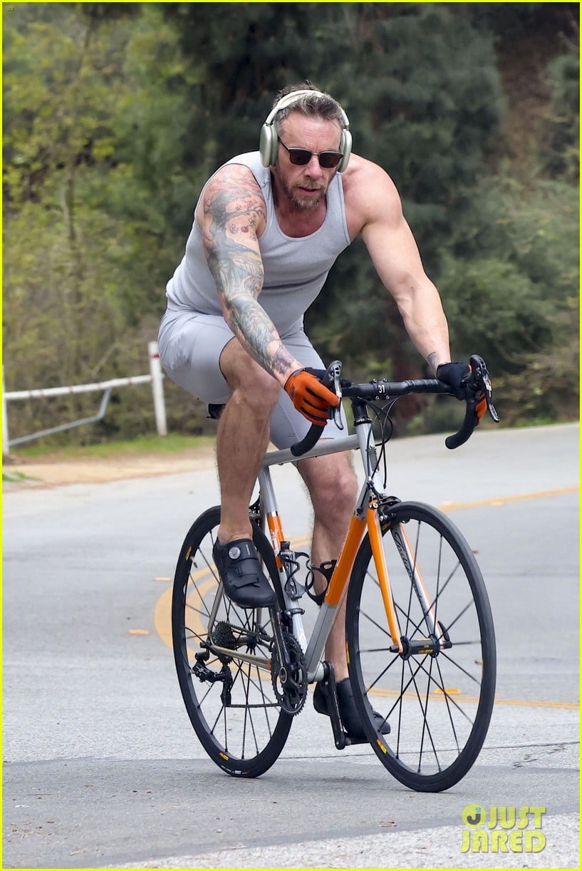 Dax Shepard Looks Fit in Spandex Workout Outfit During an L.A. Bike ...