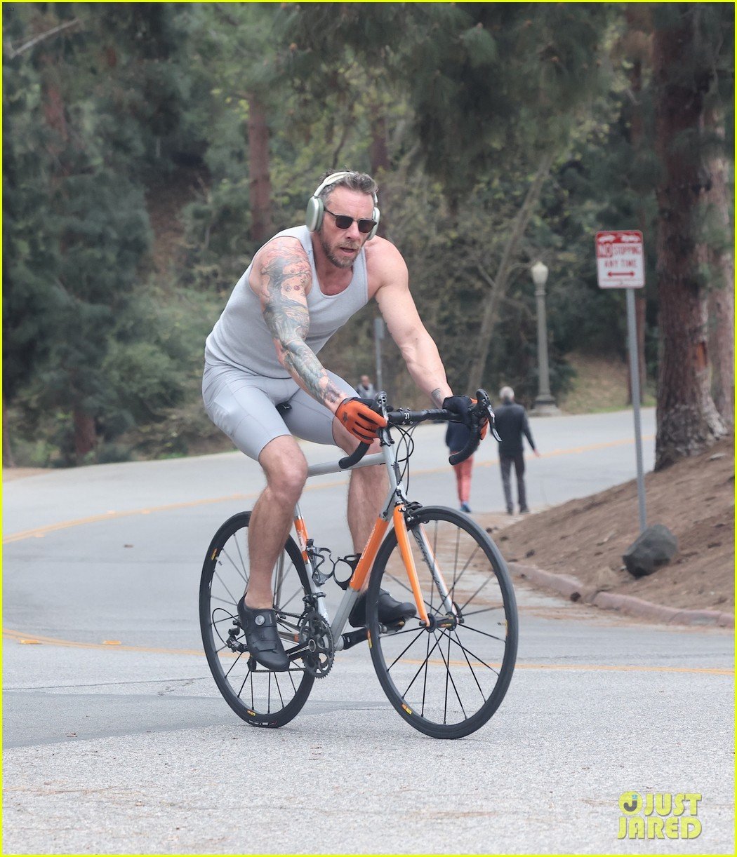 Dax Shepard Looks Fit in Spandex Workout Outfit During an L.A. Bike ...
