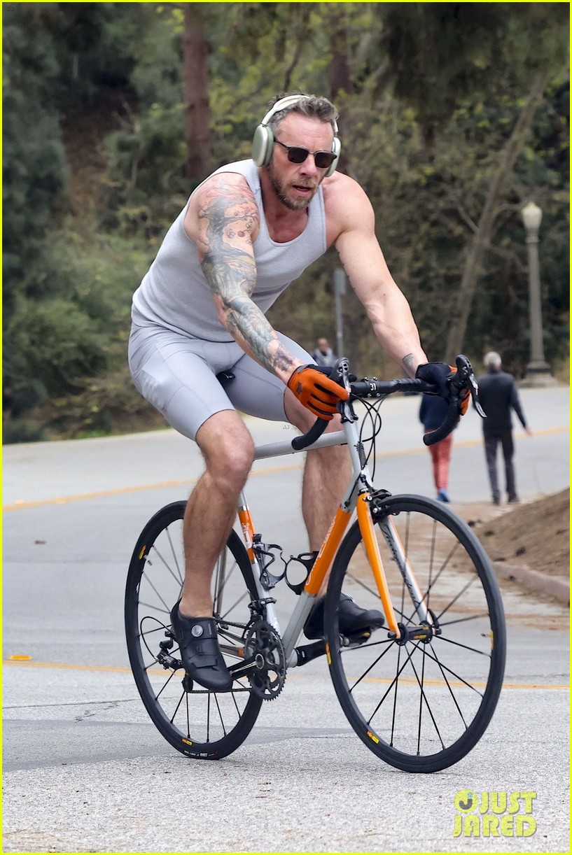 Dax Shepard Looks Fit in Spandex Workout Outfit During an L.A. Bike ...