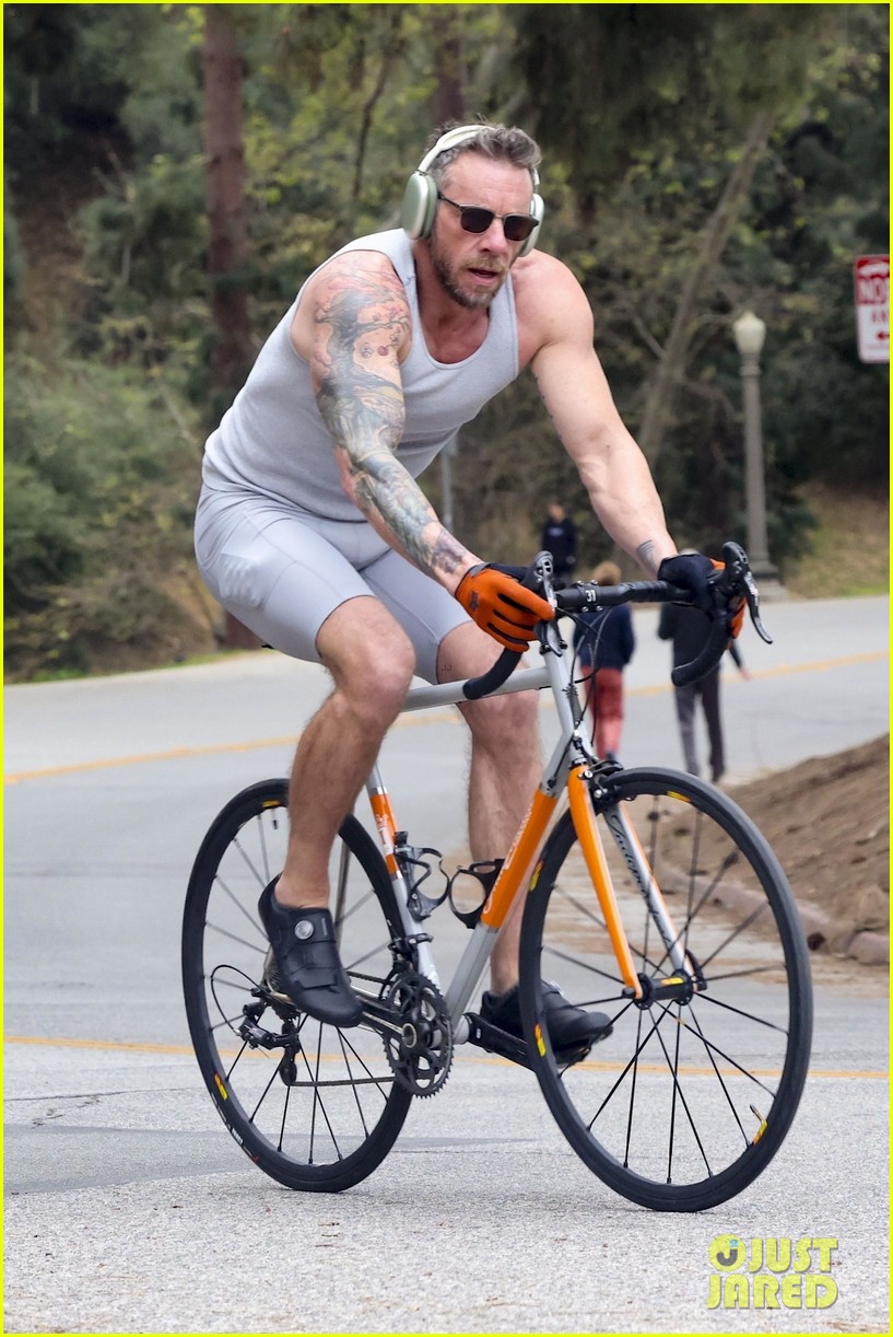 Dax Shepard Looks Fit in Spandex Workout Outfit During an L.A. Bike ...