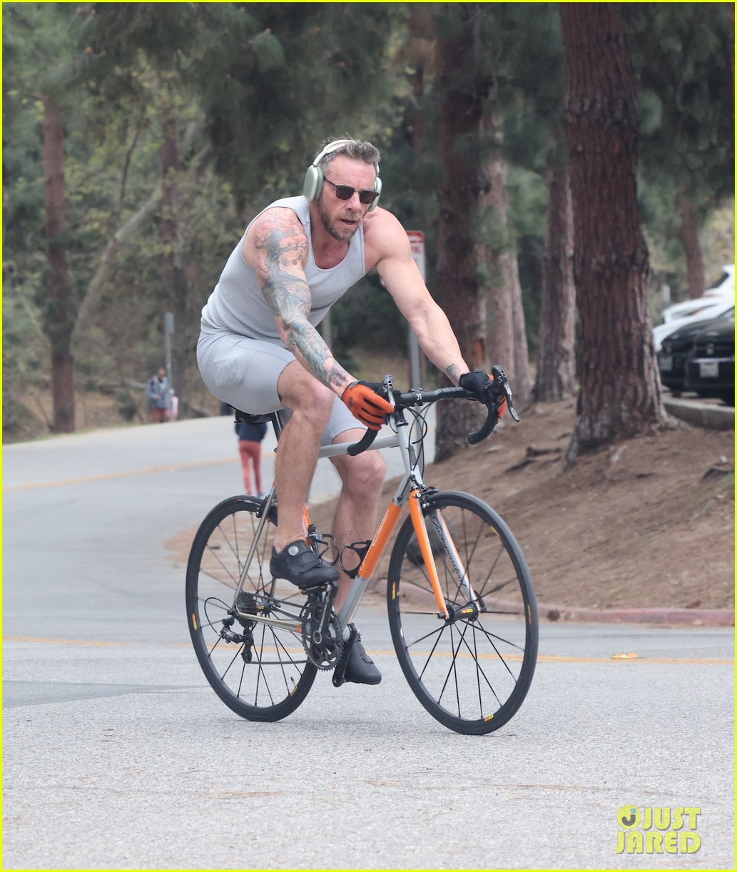 Dax Shepard Looks Fit in Spandex Workout Outfit During an L.A. Bike ...
