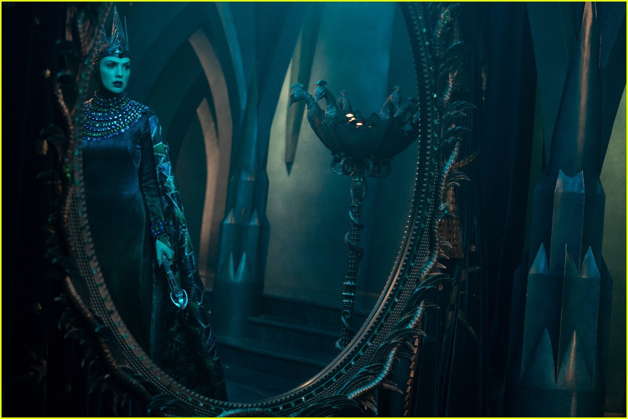 Is Gal Gadot Really Singing in 'Snow White' or Lip Syncing? Everything ...