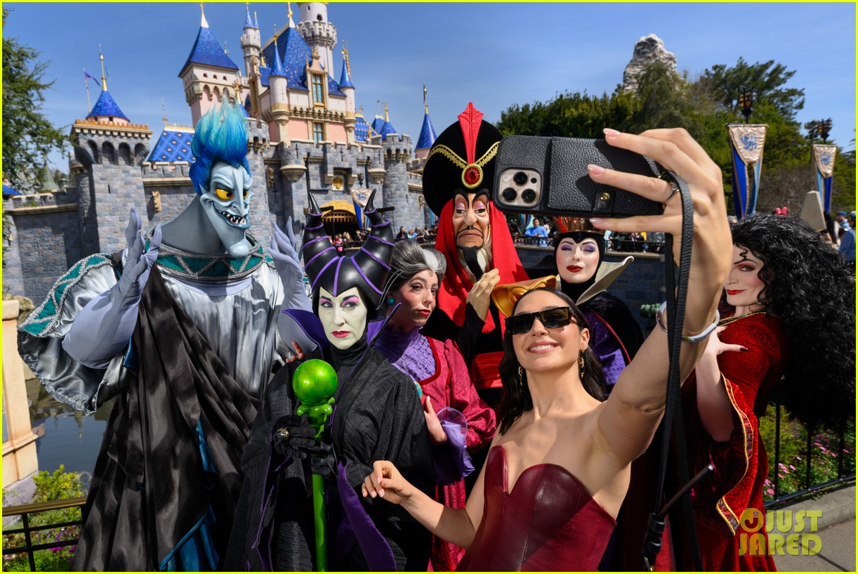 Gal Gadot Poses with Disney Villains While Visiting Disneyland!: Photo ...