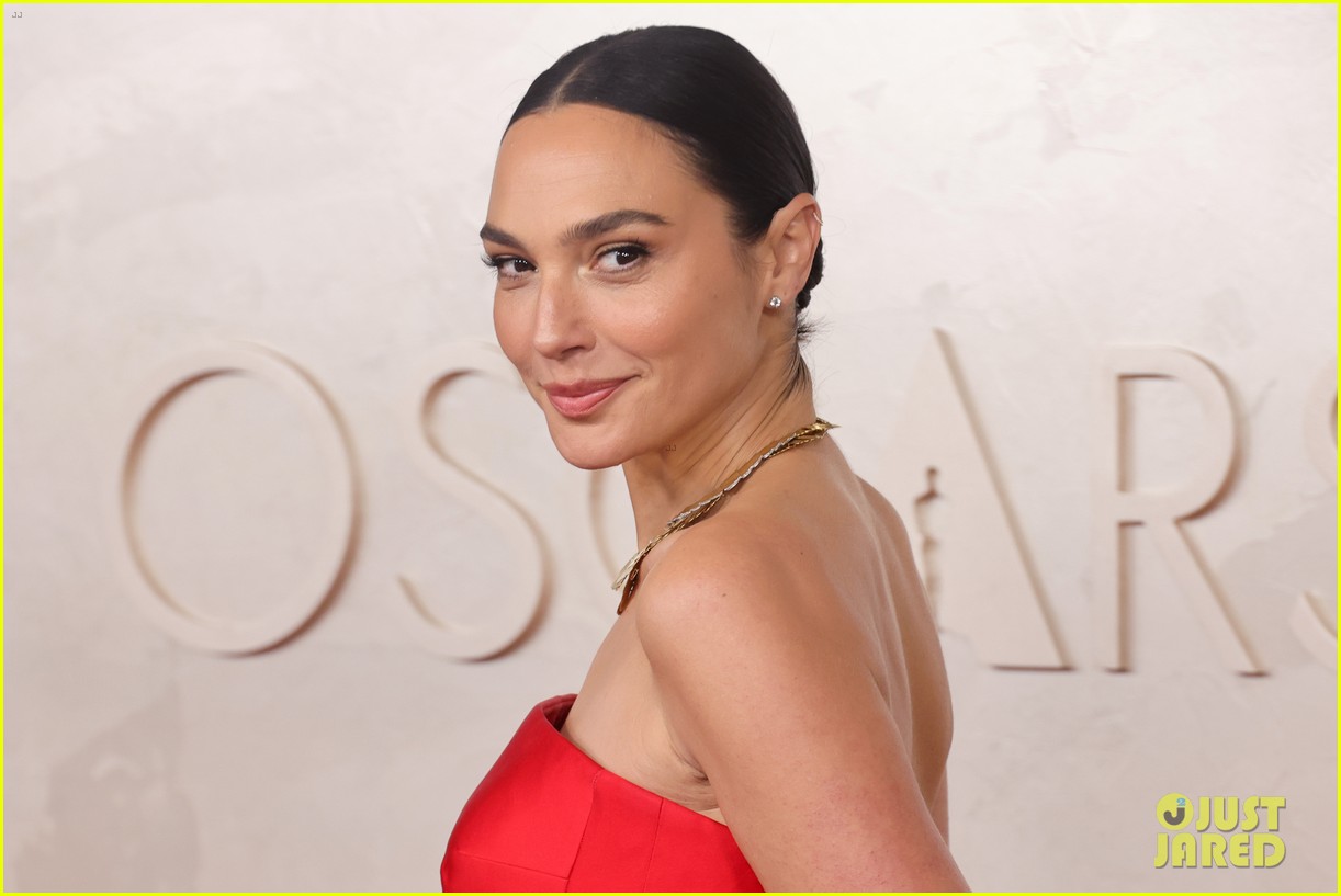 Rachel Zegler & Gal Gadot Bring 'Snow White' to Oscars 2025: Photo 5132233 | Oscars Photos ...