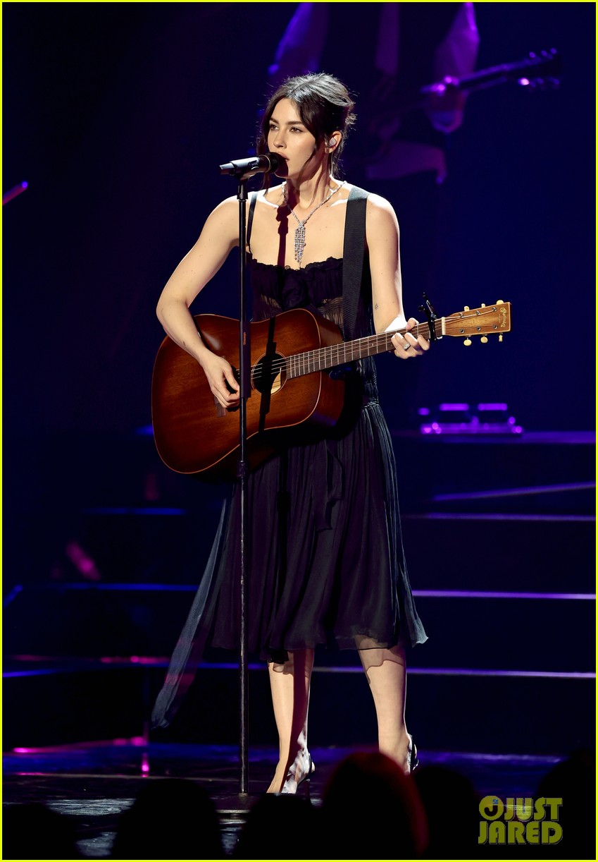 Gracie Abrams Sings 'That's So True,' Wins Breakthrough Artist of the Year at iHeartRadio Music ...