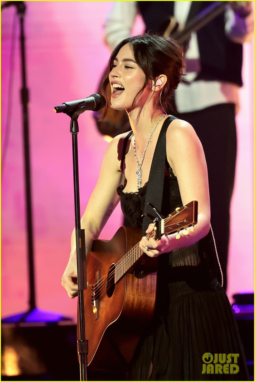 Gracie Abrams Sings 'That's So True,' Wins Breakthrough Artist of the Year at iHeartRadio Music ...