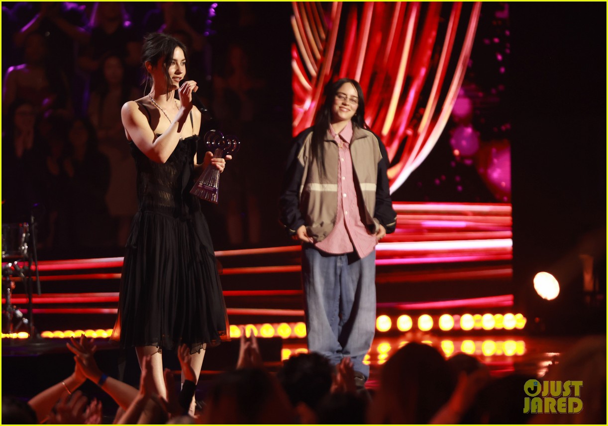 Gracie Abrams Sings 'That's So True,' Wins Breakthrough Artist of the Year at iHeartRadio Music ...