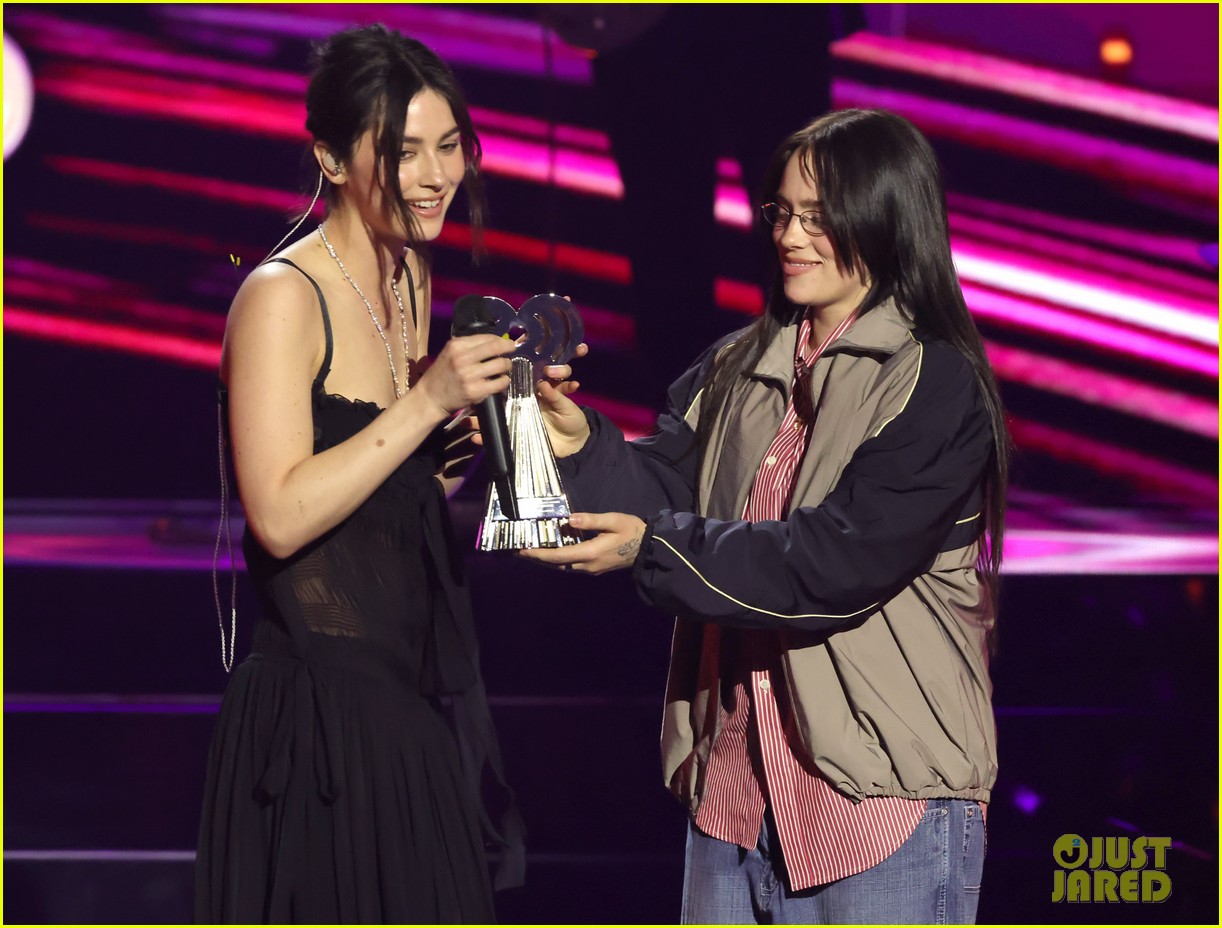 Gracie Abrams Sings 'That's So True,' Wins Breakthrough Artist of the Year at iHeartRadio Music ...