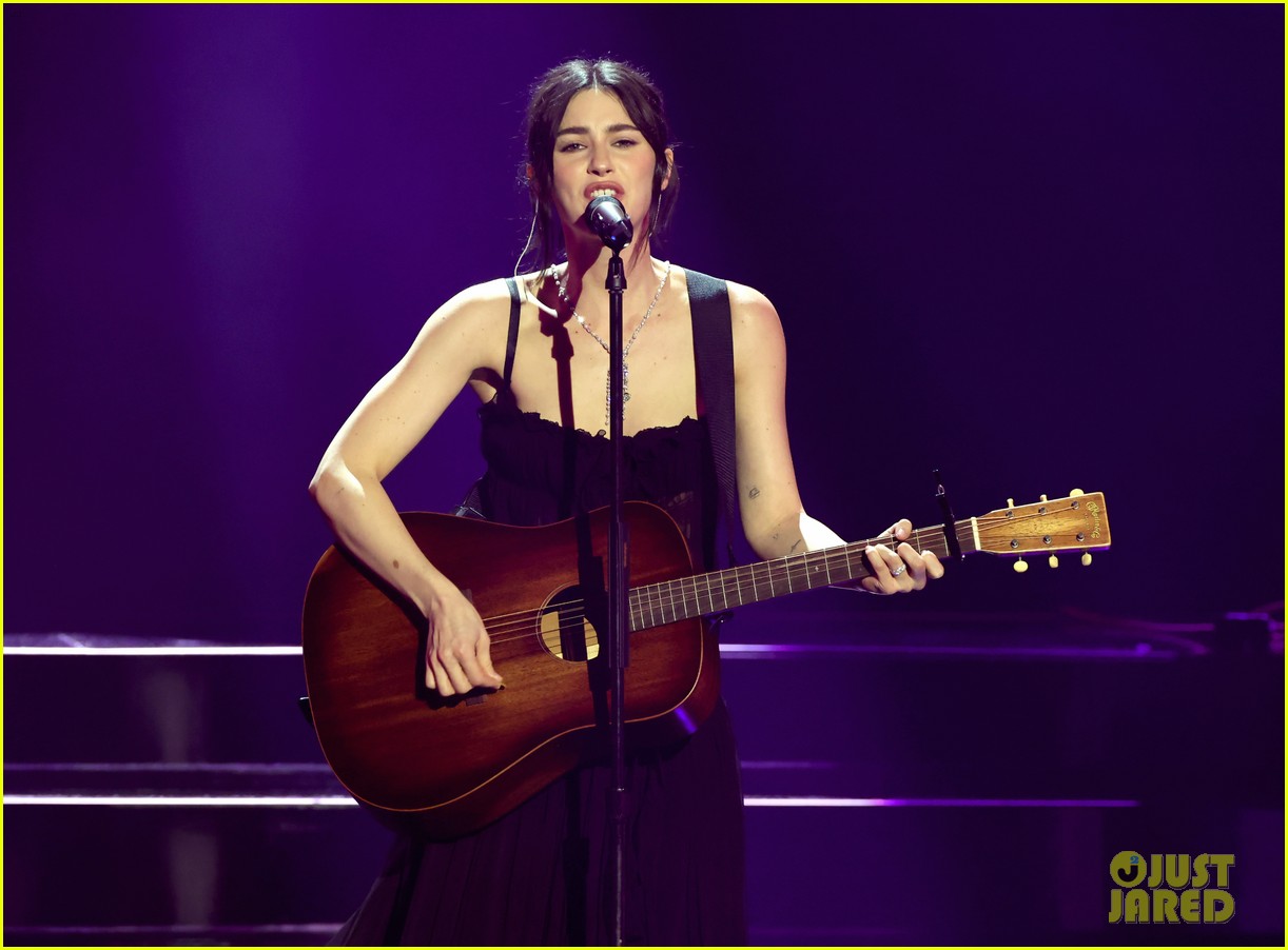 Gracie Abrams Sings 'That's So True,' Wins Breakthrough Artist of the ...