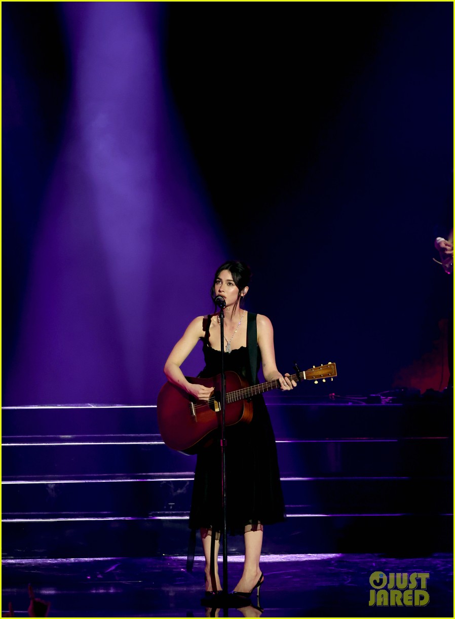 Gracie Abrams Sings 'That's So True,' Wins Breakthrough Artist of the Year at iHeartRadio Music ...