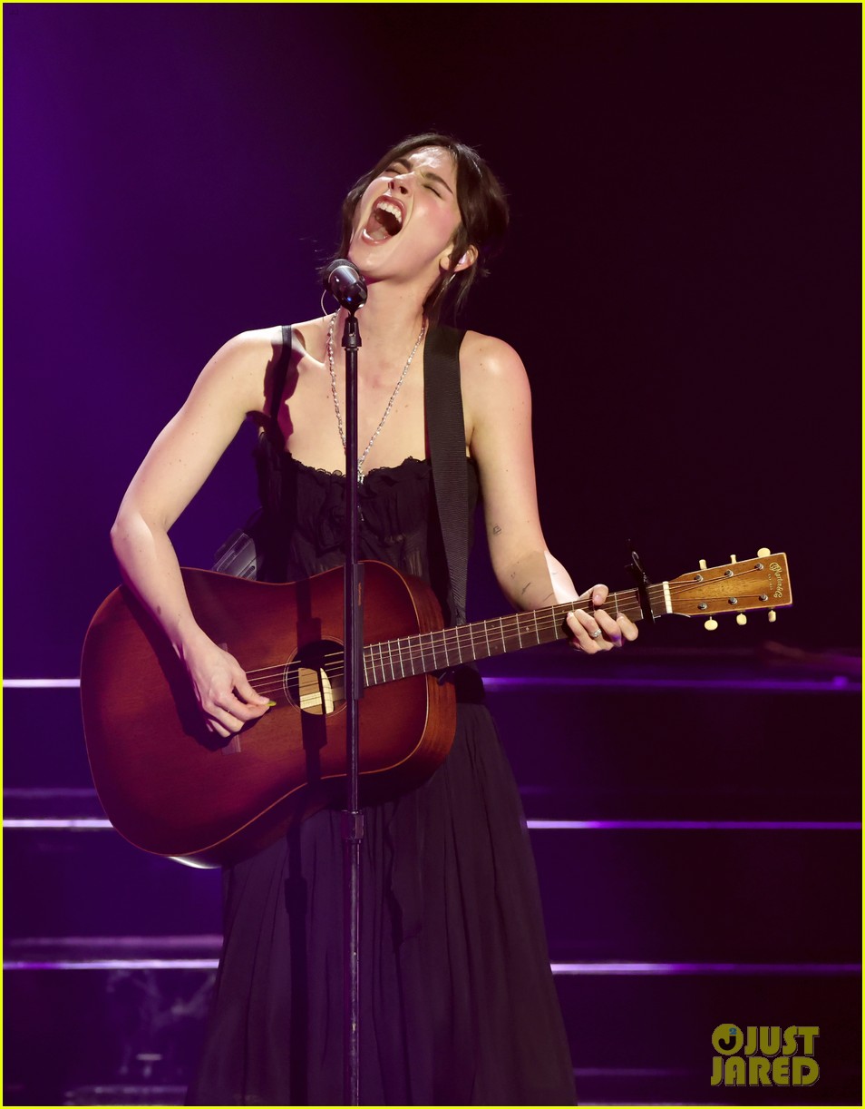 Gracie Abrams Sings 'That's So True,' Wins Breakthrough Artist of the Year at iHeartRadio Music ...