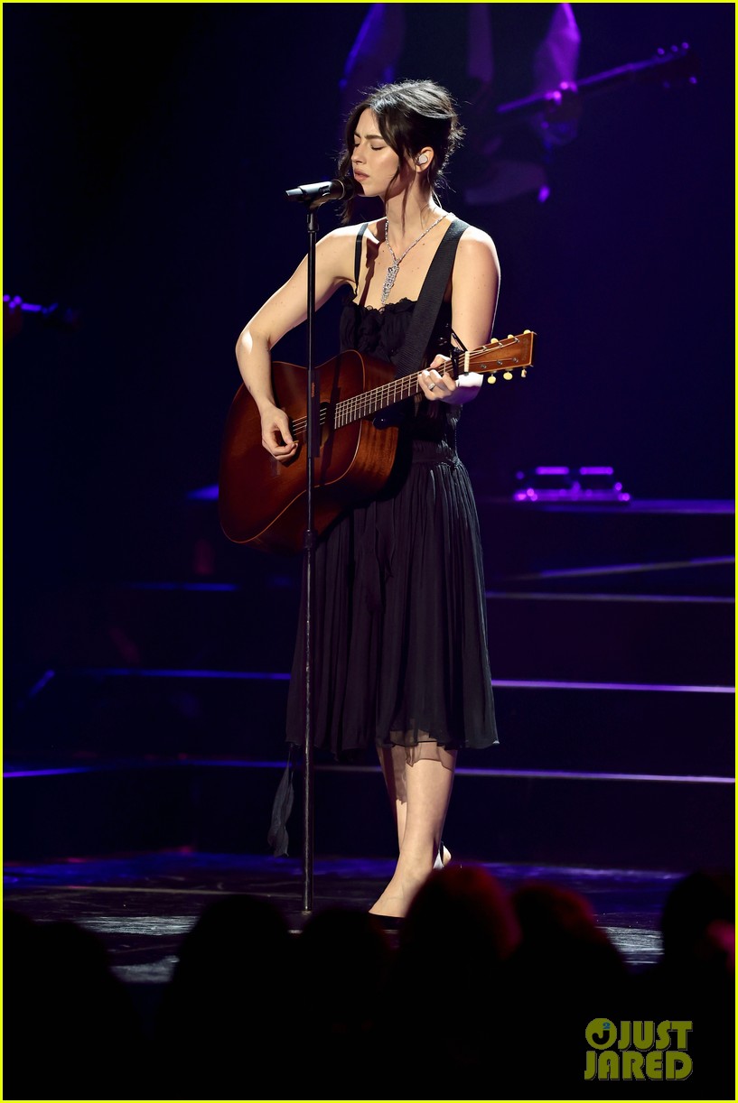 Gracie Abrams Sings 'That's So True,' Wins Breakthrough Artist of the Year at iHeartRadio Music ...