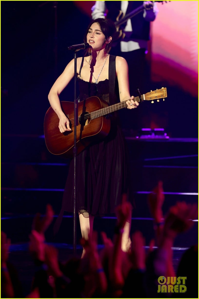 Gracie Abrams Sings 'That's So True,' Wins Breakthrough Artist of the Year at iHeartRadio Music ...