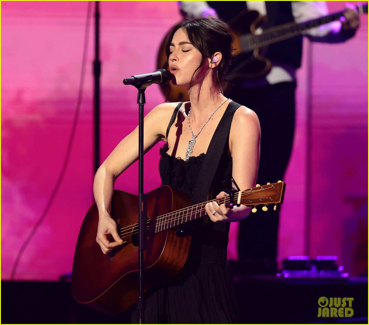 Gracie Abrams Sings 'That's So True,' Wins Breakthrough Artist of the Year at iHeartRadio Music ...