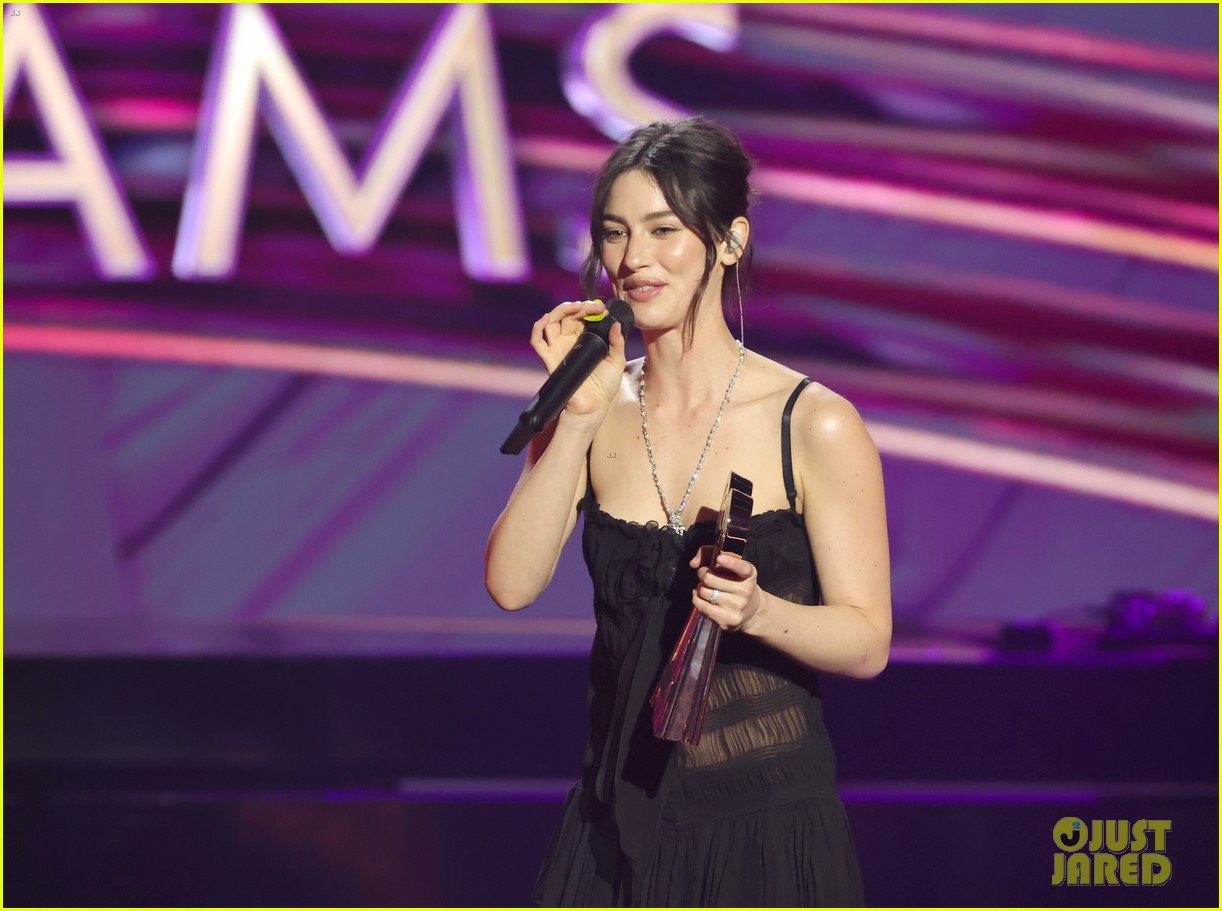 Gracie Abrams Sings 'That's So True,' Wins Breakthrough Artist of the Year at iHeartRadio Music ...