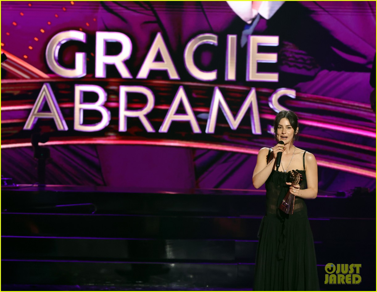 Gracie Abrams Sings 'That's So True,' Wins Breakthrough Artist of the ...