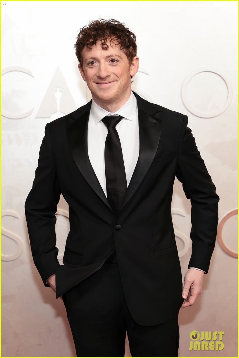 Ariana Grande & Boyfriend Ethan Slater Walk Oscars 2025 Red Carpet Separately: Photo 5131693 ...