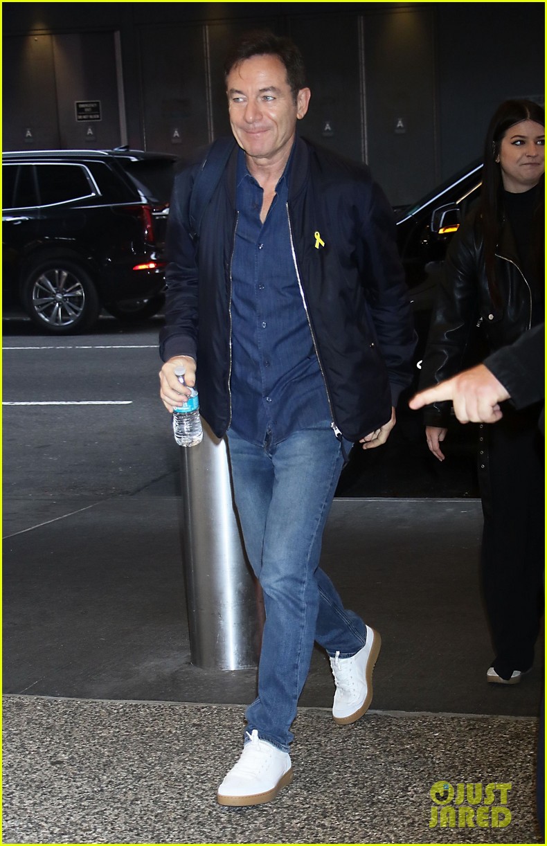 Jason Isaacs Shuts Down Prosthetic Question in Multiple 'White Lotus ...