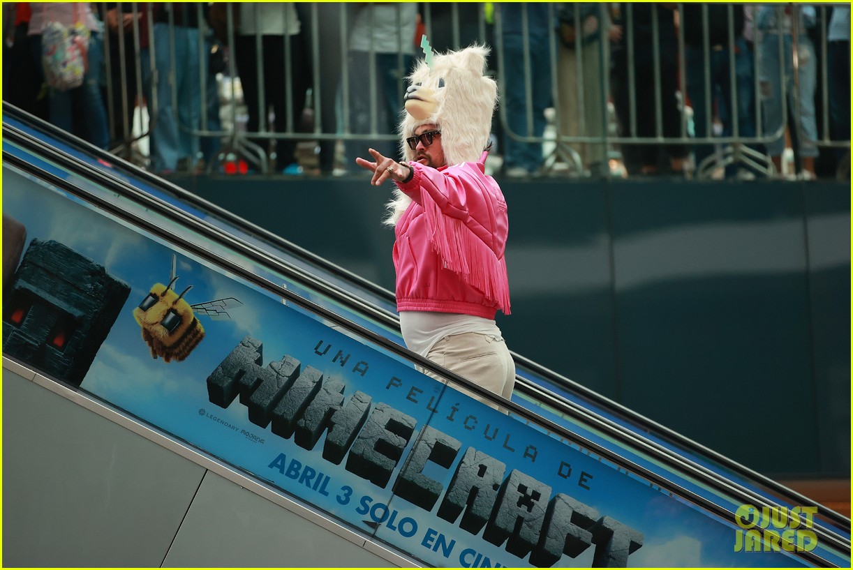 Jason Momoa Gets Into Character as 'The Garbage Man' at 'A Minecraft ...