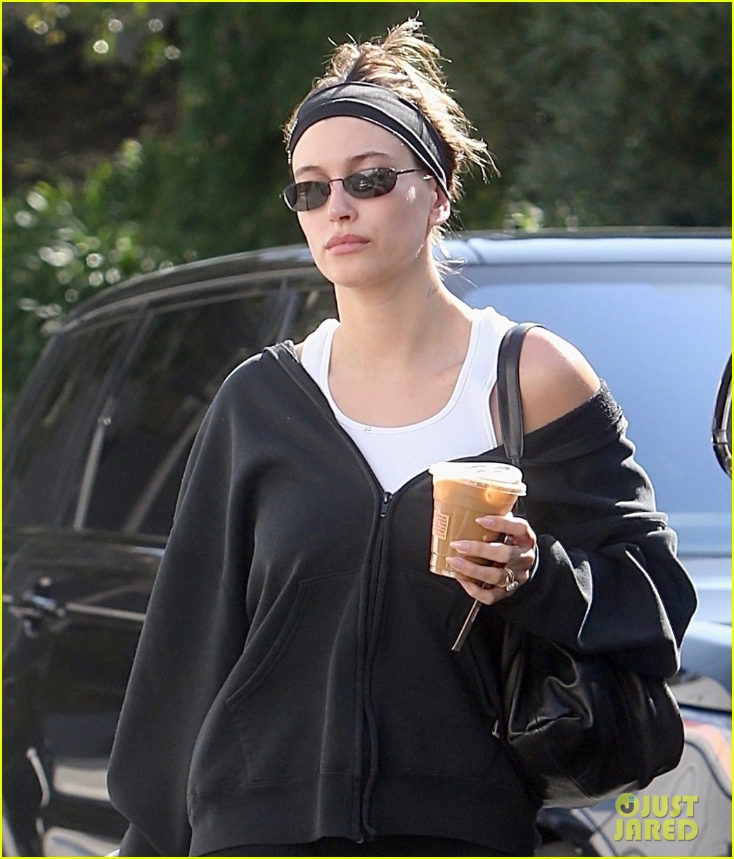 Kendall Jenner & Hailey Bieber Meet Up for Morning Pilates Class: Photo ...