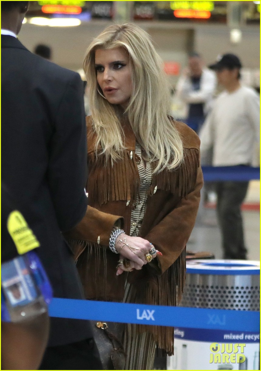 Newly Single Jessica Simpson Spotted Flying Out of L.A. After Releasing ...