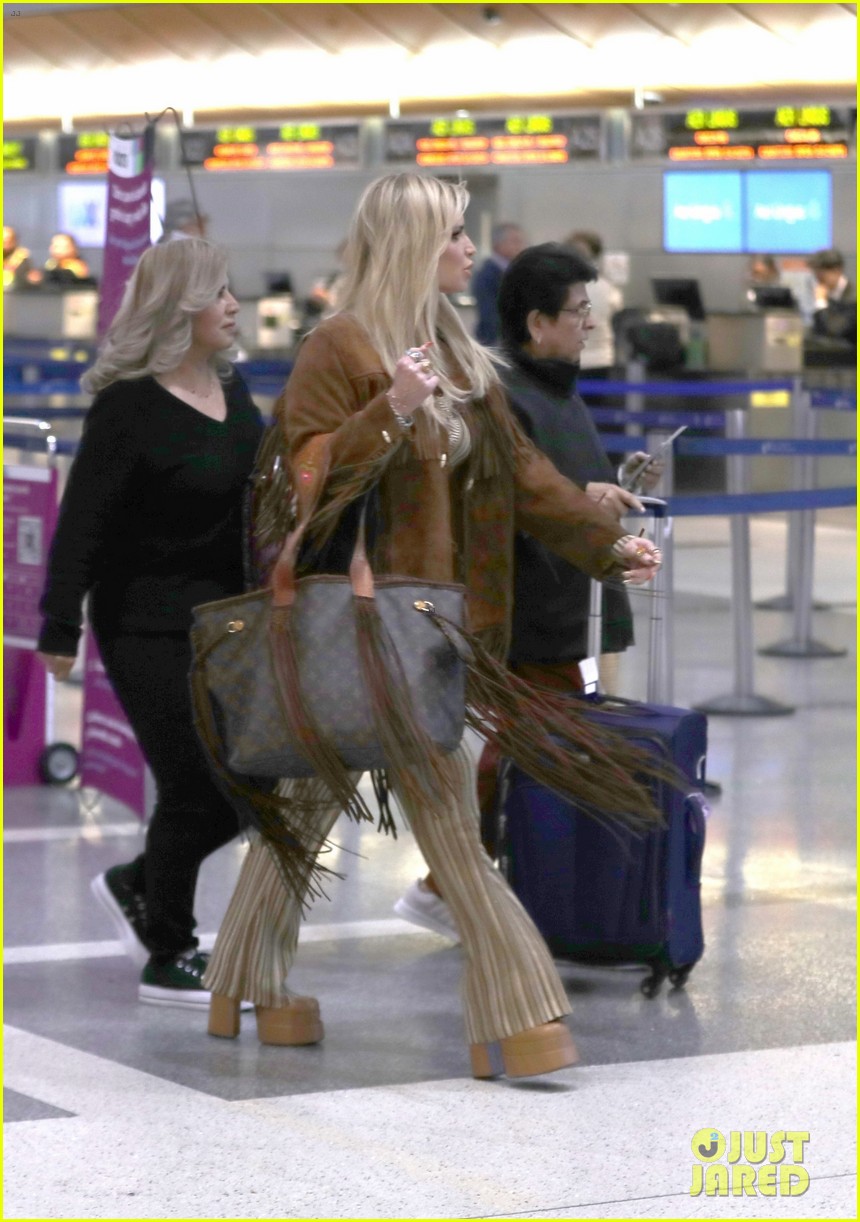 Newly Single Jessica Simpson Spotted Flying Out of L.A. After Releasing ...