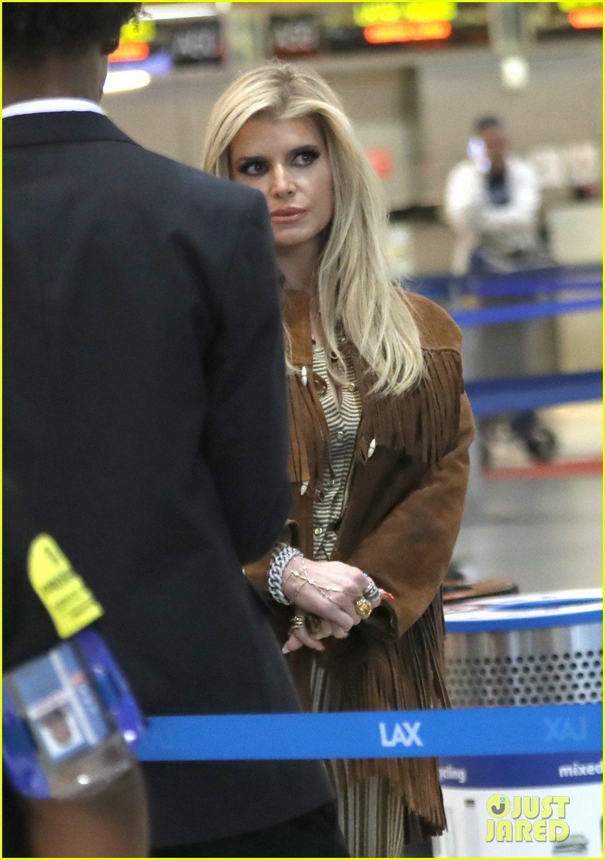 Newly Single Jessica Simpson Spotted Flying Out of L.A. After Releasing ...