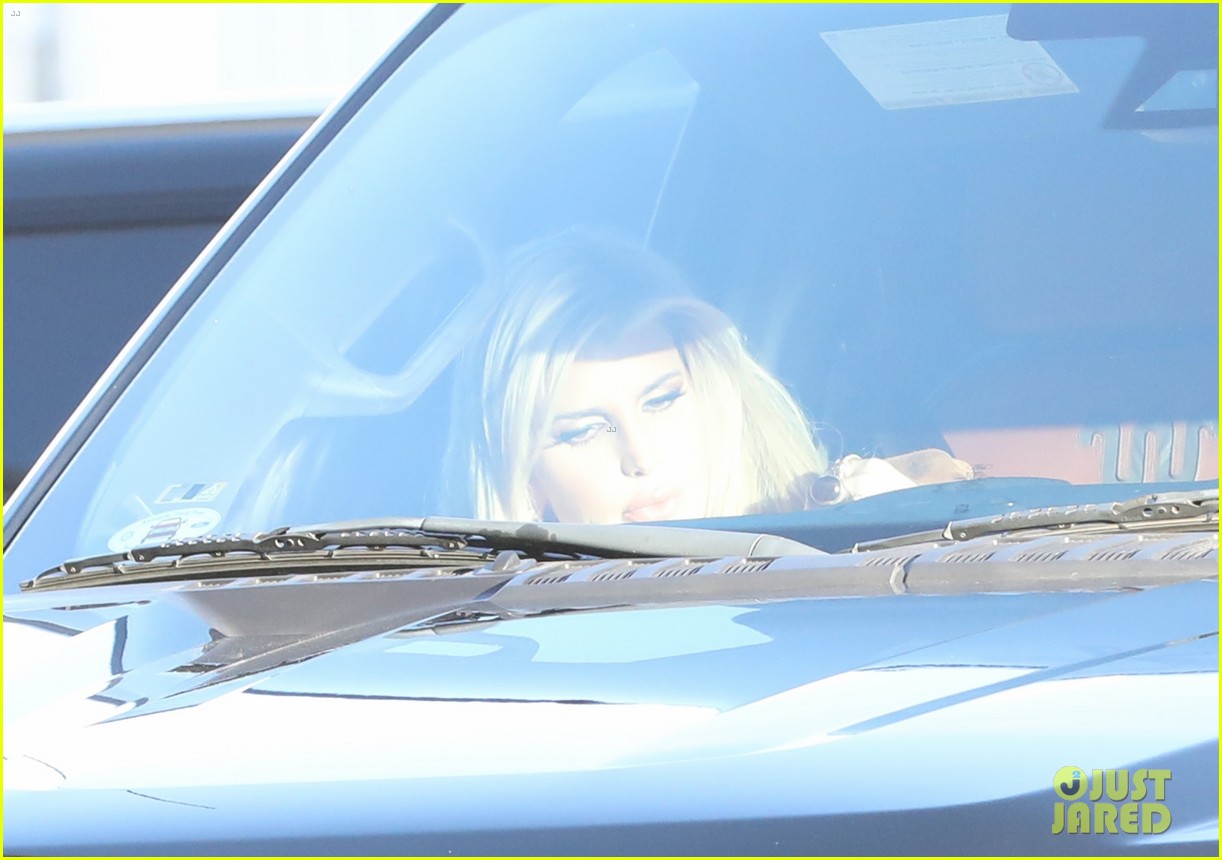 Newly Single Jessica Simpson Spotted Flying Out of L.A. After Releasing ...