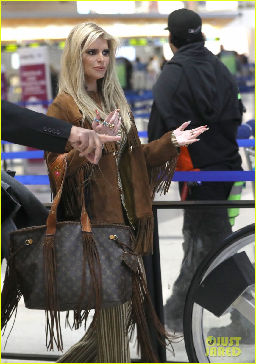 Newly Single Jessica Simpson Spotted Flying Out of L.A. After Releasing ...