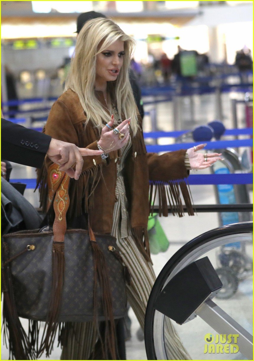 Newly Single Jessica Simpson Spotted Flying Out of L.A. After Releasing ...