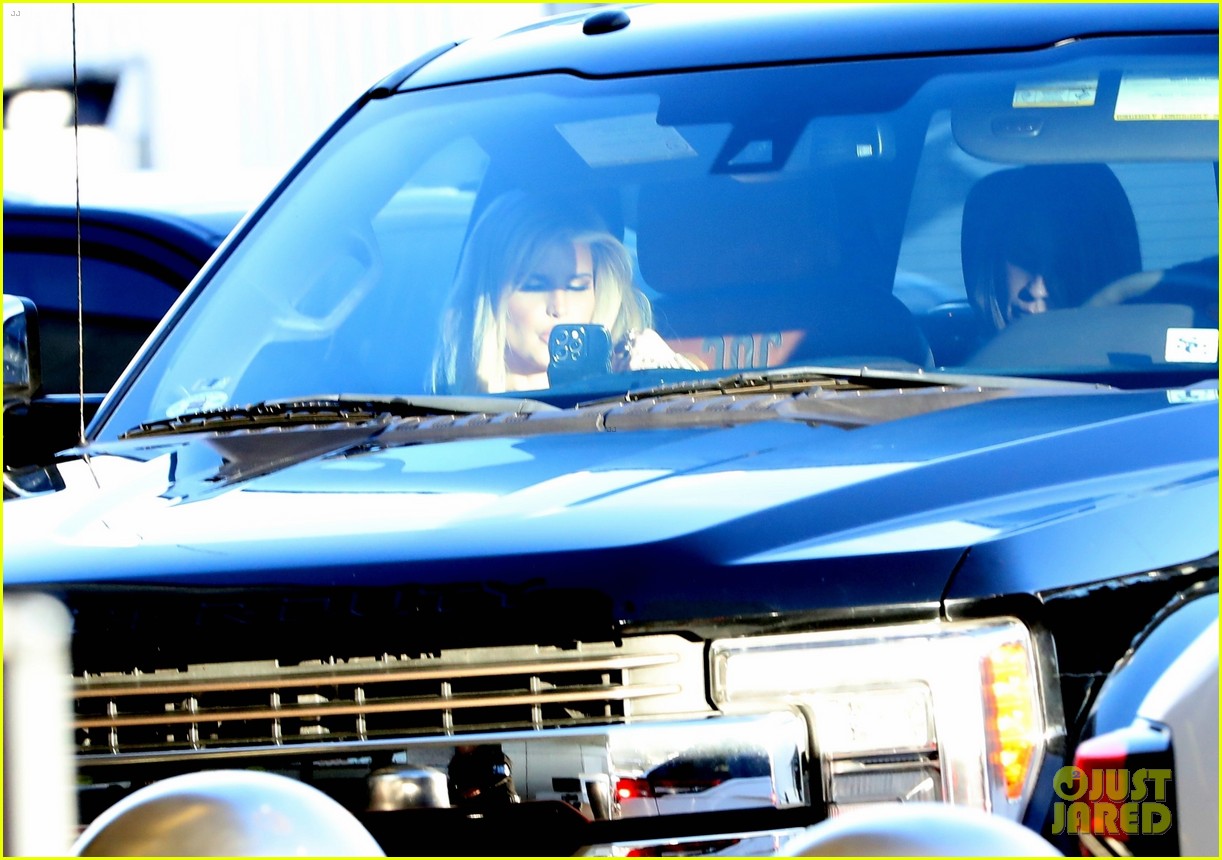 Newly Single Jessica Simpson Spotted Flying Out of L.A. After Releasing ...