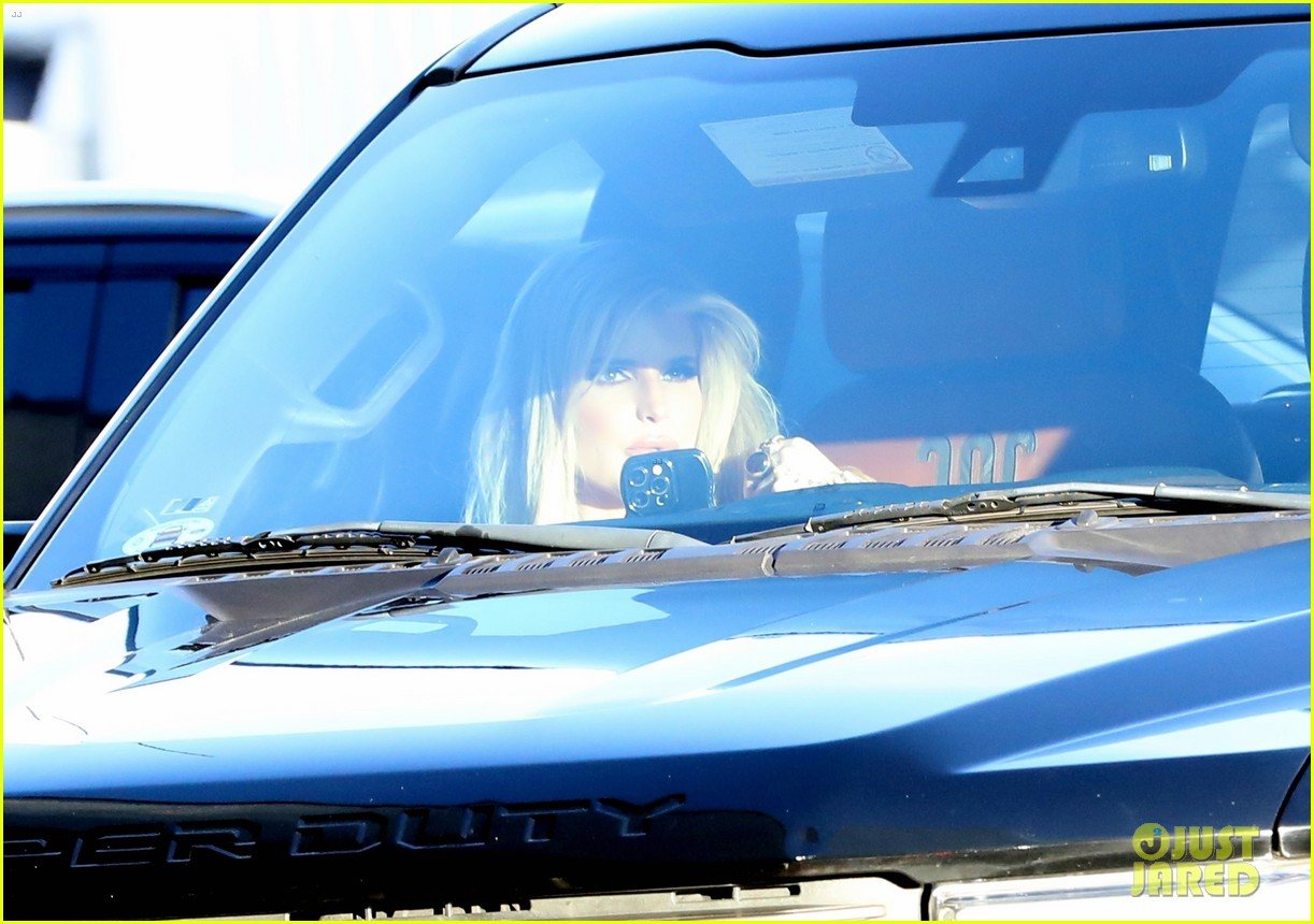 Newly Single Jessica Simpson Spotted Flying Out of L.A. After Releasing ...