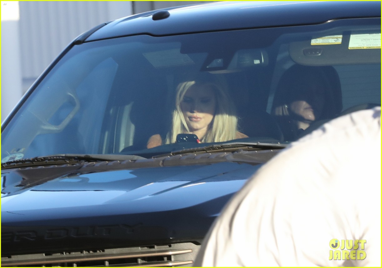 Newly Single Jessica Simpson Spotted Flying Out of L.A. After Releasing ...