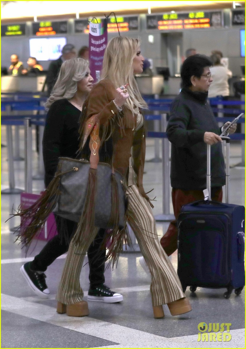 Newly Single Jessica Simpson Spotted Flying Out of L.A. After Releasing ...