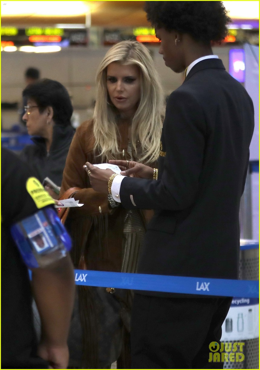 Newly Single Jessica Simpson Spotted Flying Out of L.A. After Releasing ...