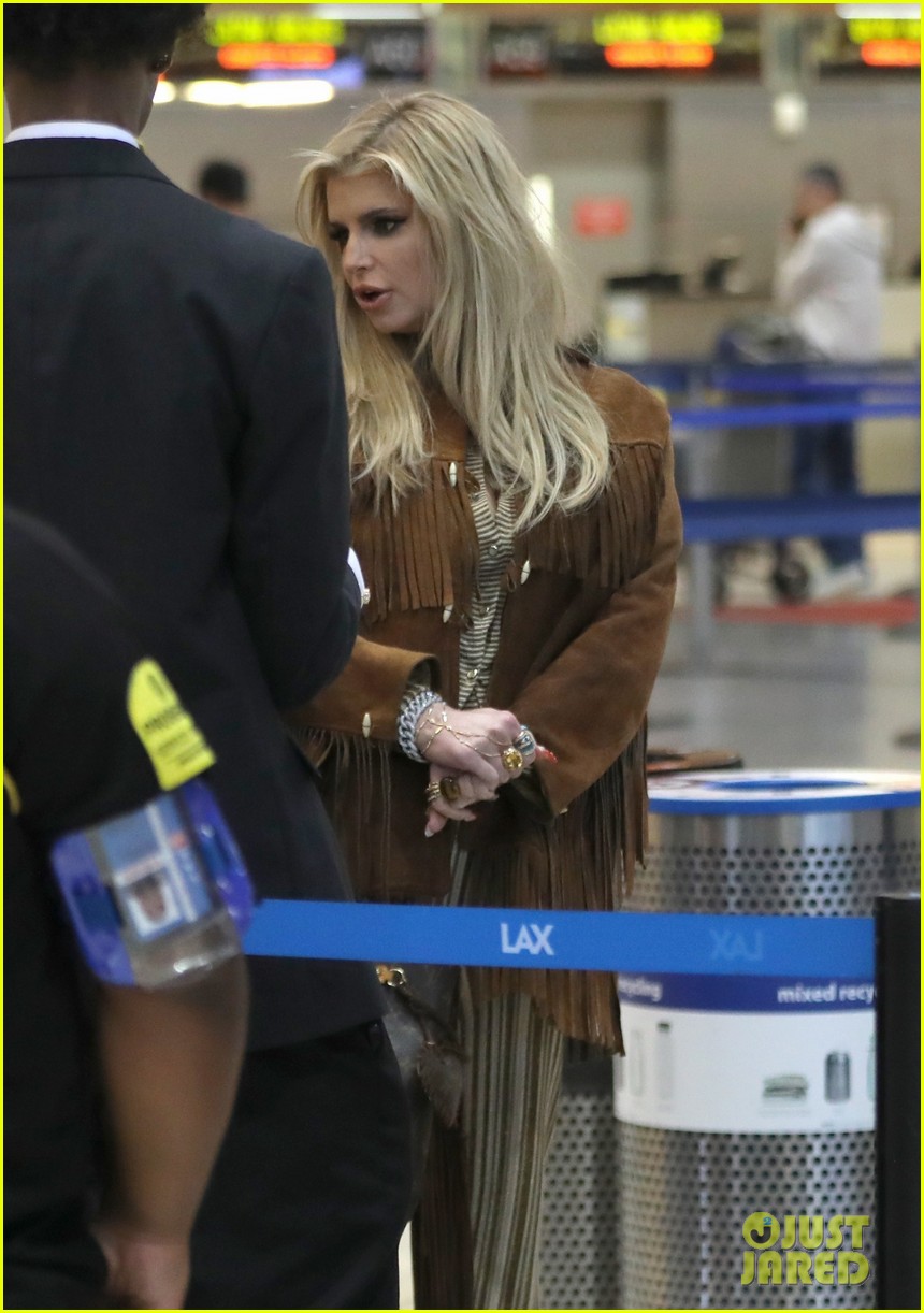 Newly Single Jessica Simpson Spotted Flying Out of L.A. After Releasing ...