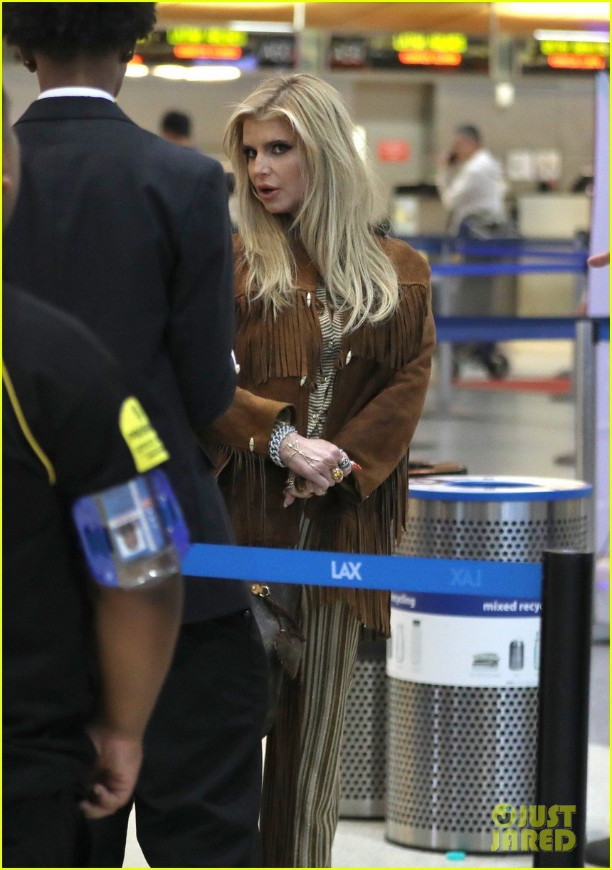 Newly Single Jessica Simpson Spotted Flying Out of L.A. After Releasing ...