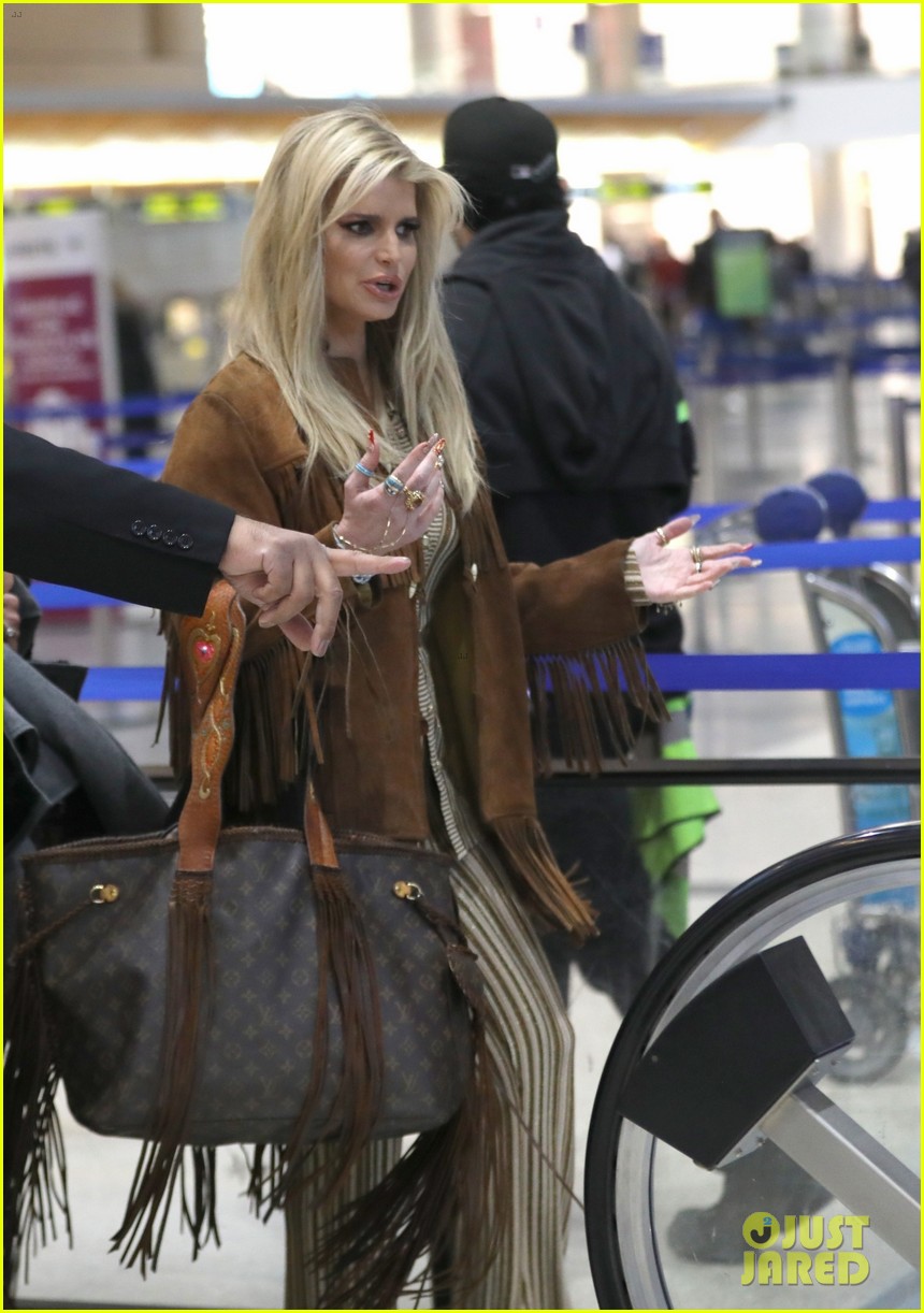 Newly Single Jessica Simpson Spotted Flying Out of L.A. After Releasing ...