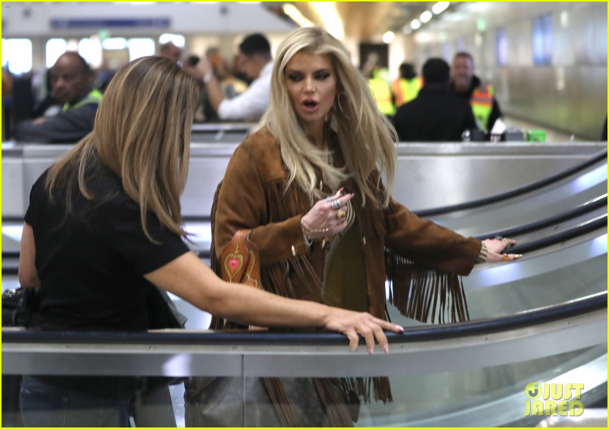 Newly Single Jessica Simpson Spotted Flying Out of L.A. After Releasing ...