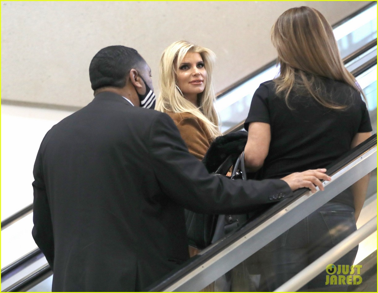 Newly Single Jessica Simpson Spotted Flying Out of L.A. After Releasing ...