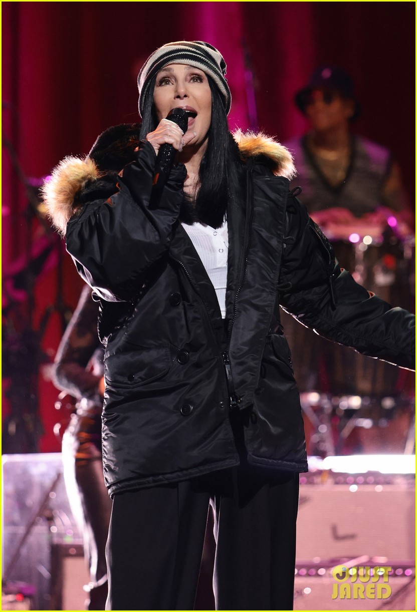 Kate Hudson Goes Rocker Chic, Cher Channels Elvis at Love Rocks NYC ...