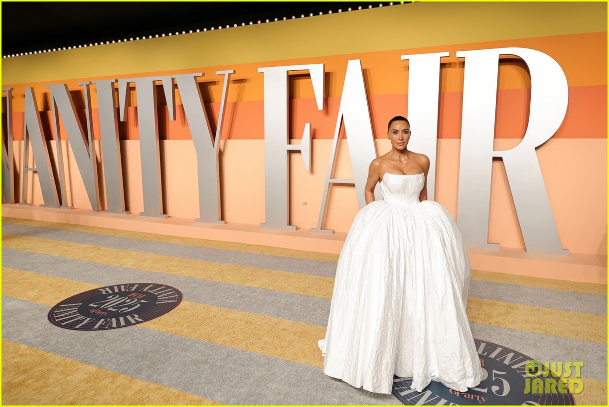 Kim Kardashian's Vanity Fair Oscar Party Dress Looks Different From the ...