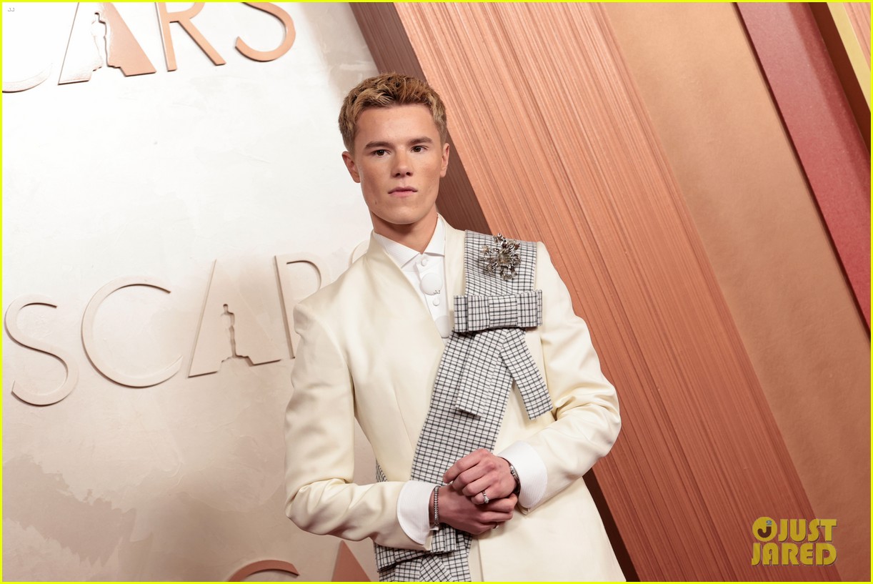 The Wild Robot's Kit Connor & 'Heartstopper' Co-Stars Joe Locke ...