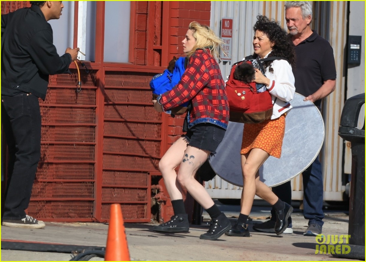 Kristen Stewart & Alia Shawkat Run Around with Cats While Filming 'The ...
