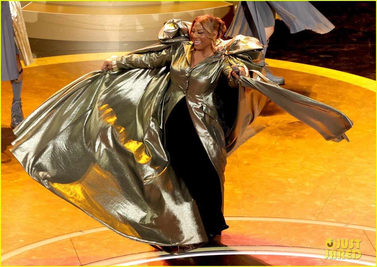 Queen Latifah Performs 'Ease on Down the Road' from 'The Wiz' During ...