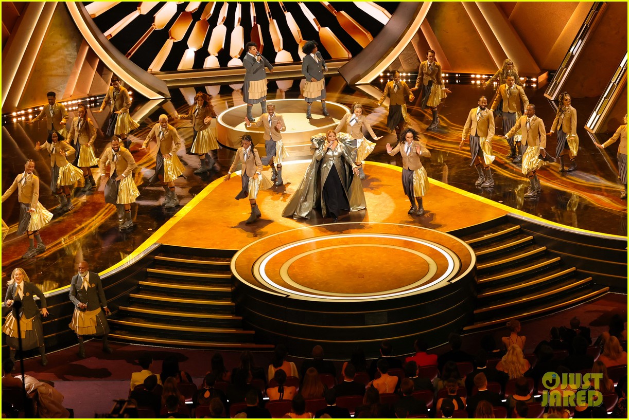 Queen Latifah Performs 'Ease on Down the Road' from 'The Wiz' During ...